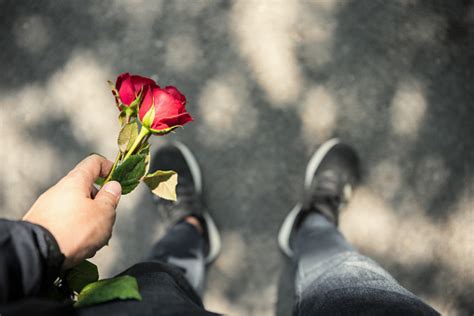 남자는 서 고 장미를 들고 발렌타인 하루 개념과 사랑 개념의 배경입니다 텍스트에 대 한 공간을 복사 합니다 개념에 대한 스톡 사진 및 기타 이미지 Istock