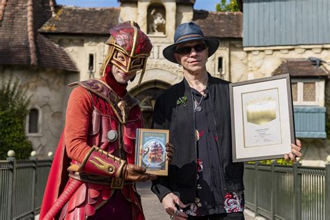 Paul Van Loon Ontvangt Gouden Boek Voor Raveleijn In De Efteling