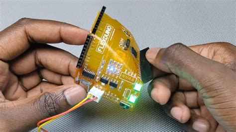 Flexduino découvrez ce PCB Arduino flexible incroyable par un maker