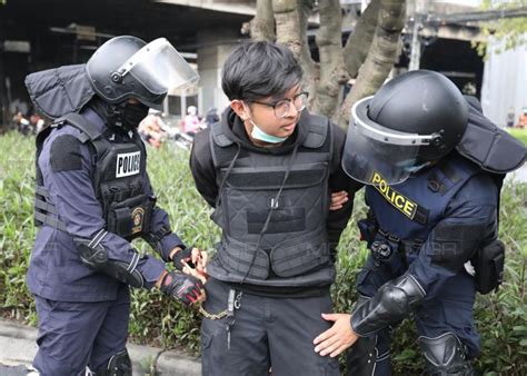 Photo Gallery ตำรวจ คฝ รวบ “ม็อบดินแดง” กว่า 10 ราย มวลชนยังรวมตัวดูท่าทีหลังถูกบุกจับ