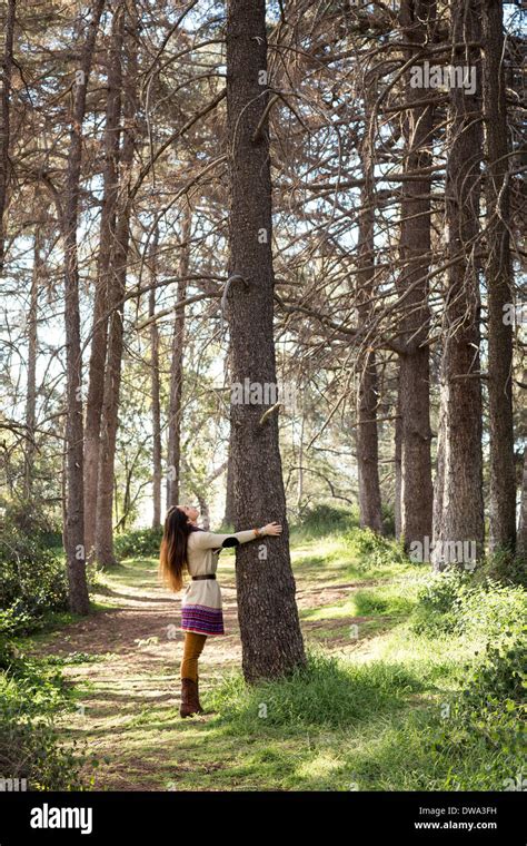 Hugging Tree Banque De Photographies Et Dimages à Haute Résolution Alamy