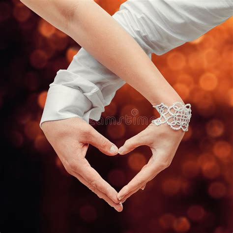 Les Amants Couplent Faire Un Coeur Avec Des Mains Image Stock Image