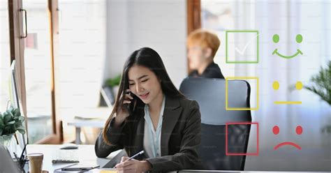 젊은 사업가는 고객 서비스와 휴대 전화로 이야기하고 만족스러운 평가를 제공합니다 사진 Unsplash의 고객 중심 이미지