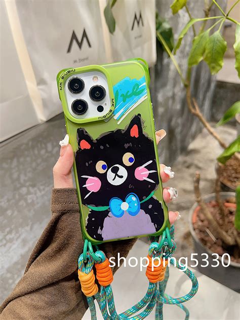 四角開孔 塗鴉貓咪 斜挎掛繩手機殼iphone15promax防摔手機殼適用蘋果14 13pro全包保護殼12手提保護套 蝦皮購物