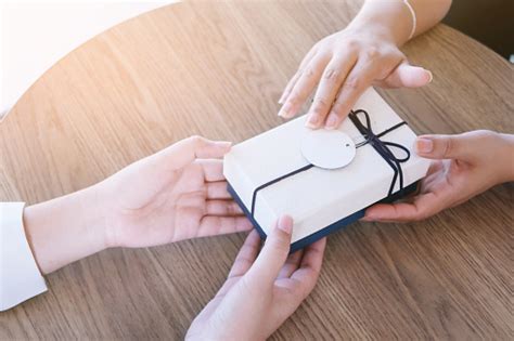 발렌타인 데이 선물입니다 선물 상자 그리고 빨간 리본 로맨틱 커플입니다 개념에 대한 스톡 사진 및 기타 이미지 개념 기념일 낮 Istock