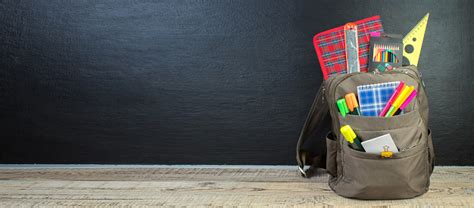 테이블에 다양한 다채로운 문구류가 있는 배낭 검정 배경입니다 학교로 돌아 가기 배너 디자인 0명에 대한 스톡 사진 및 기타 이미지 Istock