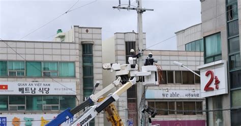 파손된 전신주 복구작업 하는 한전 직원