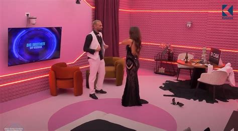 Puthje E Përqafime Mes Anes Dhe Kevinit Video