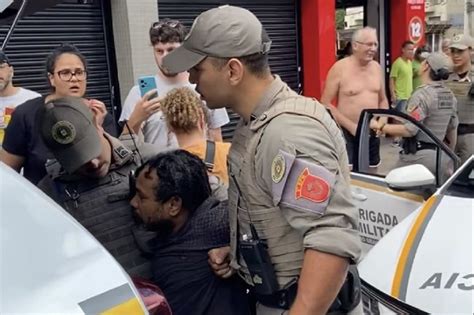 Testemunhas dizem que homem negro foi levado pela polícia em Porto