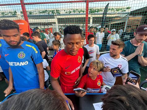 Poza 9 Fcsb și A Prezentat Noul Echipament în Fața A Sute De Oameni