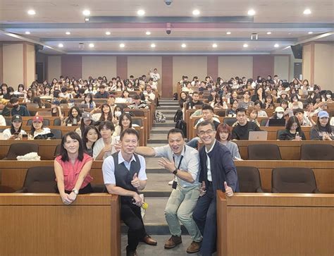 世新大學新聞學系 今天邀請東森數位媒體部總監劉芯彤及東森數位媒體部經理何柏均分享數位媒體運營與新聞採訪的技巧，相信