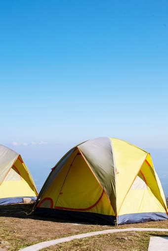 수직 텐트 캠핑 여행 야외 하이킹 산 언덕 텐트 캠프 자연 배경 일출 정상 산 수직 피크닉 텐트 녹색 자연 캠프장 숲 어드벤쳐 트래블 플레어 햇빛 0명에 대한 스톡 사진 및