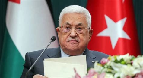 عباس يتسلّم وسام اتحاد الكتّاب الأفارقة تقديرًا لمساهماته الإبداعية