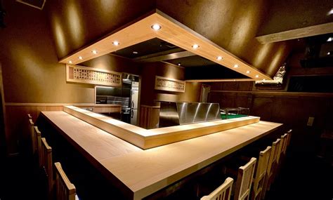 「代々木 鳥松」がオープン。「炭火串焼 けむり」グループの新店舗は高級焼鳥、銘柄鶏「天草大王」の熟成焼鳥をおまかせストップ制で提供。住宅街立地