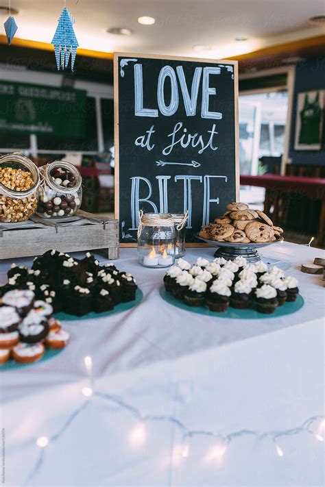 «love At First Bite Candy Bar Del Colaborador De Stocksy «thais Ramos
