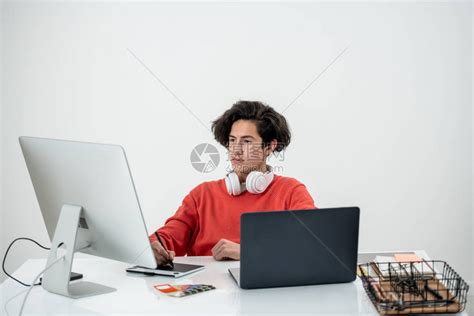年轻的男高级自由职业男子高清图片下载 正版图片503980965 摄图网