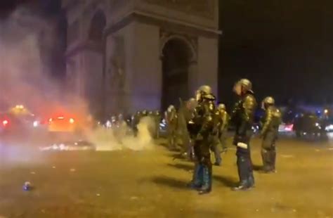 Paris Incidents sur les Champs Élysées après la victoire de l Algérie en e de finale de la CAN