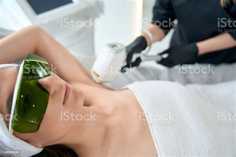 겨드랑이 레이저 제모 시술 중 미용실에서 쉬고 있는 여자 20 24세에 대한 스톡 사진 및 기타 이미지 20 24세 25