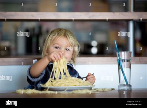 Niño Pequeño Niño Pequeño Comer Espaguetis Para El Almuerzo Y Hacer