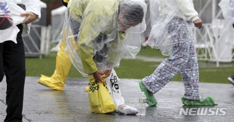 비옷 입고 대기 보스턴 마라톤 출전자들