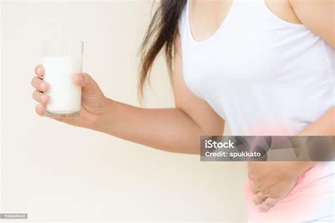 유 당 옹 졸 때문에 나쁜 복 통 데 우유의 유리를 잡고 여자 핸드 우유에 대한 스톡 사진 및 기타 이미지 우유 손 아이