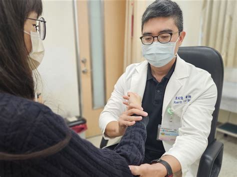 以為運動傷害！她「腳黏地上」難走動 竟跟席琳狄翁同款罕病