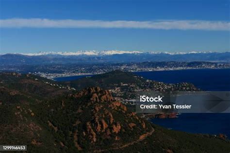 코트 다쥐르 해안선과 눈 덮인 메르칸투어를 배경으로 한 캡 루의 전망 알프스마리타임스 메르캉투르 국립 공원에 대한 스톡 사진 및 기타 이미지 Istock