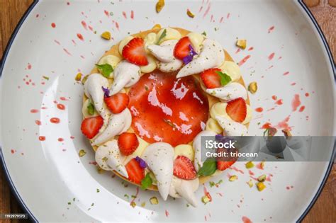 라임 머랭을 곁들인 아름답게 장식된 딸기 타르트 절묘한 레스토랑 디저트 0명에 대한 스톡 사진 및 기타 이미지 0명 거품 내기 건강한 식생활 Istock