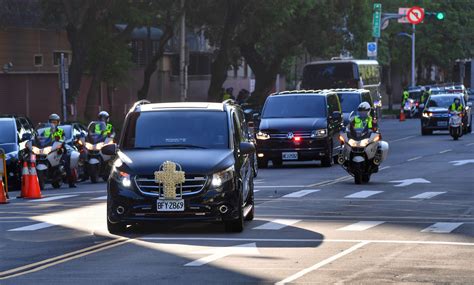李登輝移靈車隊北榮出發 醫護列隊送最後一程 芋傳媒 Taronews