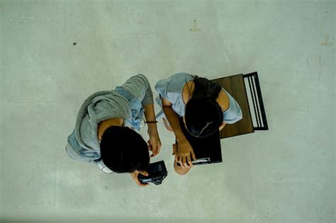 사진 세션 의 장면 뒤에 무대 디지털 카메라를 사용하여 사진 작가는 창조적 인 홈 스튜디오에서 여성 모델의 사진을 찍는 25