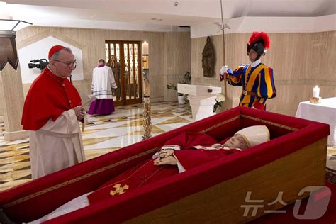 프란치스코 교황 시신 일반 공개 시작…엠바밍 후 진행 뉴스1