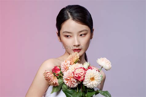 꽃을 들고 있는 우아한 여성의 예술적인 사진 사진 무료 다운로드 Lovepik