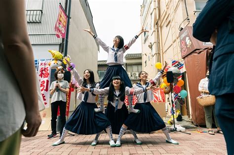 話題をさらった殺し屋女子コンビのアクション映画の続編『ベイビーわるきゅーれ 2ベイビー』阪元裕吾監督の公式インタビュー解禁！ シネマnavi