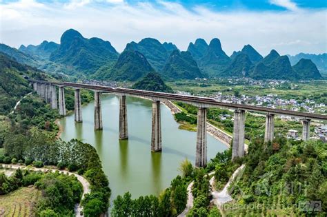 广西阳朔：列车穿行山水田园间 人民图片网