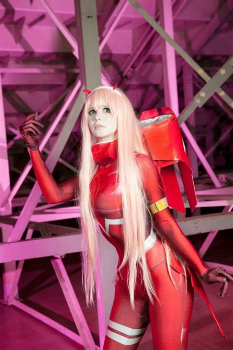 모델 Suisai Uwu Suisaiuwu가 Darling In The Franxx에서 코스프레 Zero Two으로 찍은