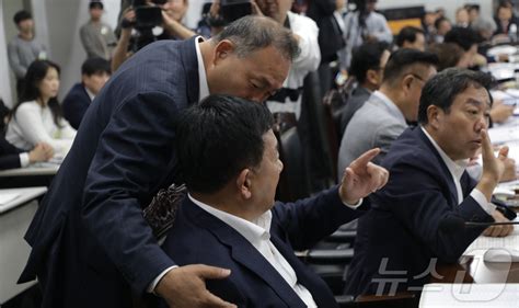 국감 진행발언시간 두고 논의하는 여·야 간사 뉴스1