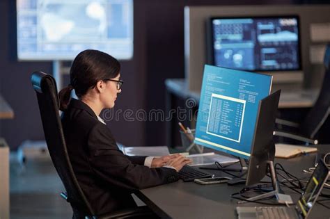 D Veloppeur Informatique F Minin Utilisant L Ordinateur Au Bureau Image Stock Image Du