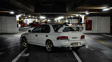 以前剛買車的時候 人是群體動物 人之常情嗎 為了追求同溫層的認同感 相關社團貼紙貼了一堆 為了是什麼 說穿了 就是想被抓吧（？哈哈 後來越玩越