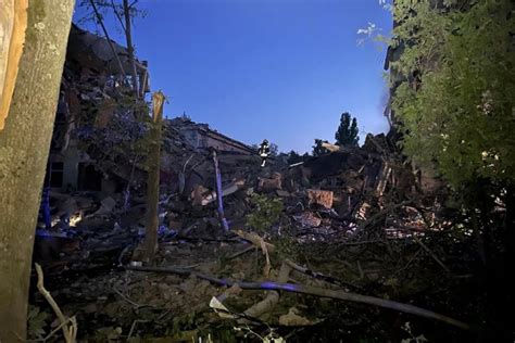 Ракетний удар по закладу освіти в Сумах зросла кількість загиблих