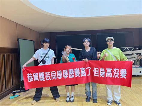 當你的e人朋友到你的畢業典禮be Like （他們在門口旁邊舉了10幾分鐘）