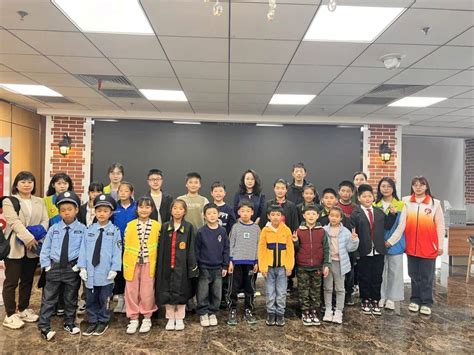 全环境立德树人 青岛市市南区：“模拟法庭”开庭 解锁“少年法官”新体验活动小朋友们法律