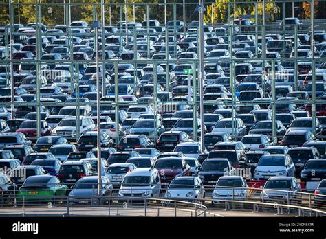 Volles Parkhaus P2 Am Flughafen Köln Bonn Nrw Deutschland Parkhaus