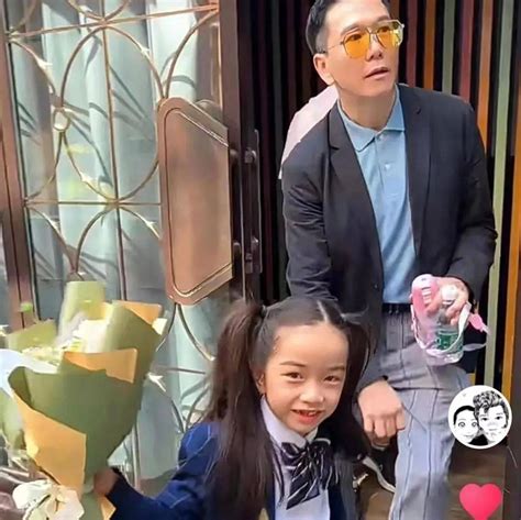温兆伦到学校看女儿表演，6岁爱女外貌被批，他大方回应显高情商赵庭视频留言