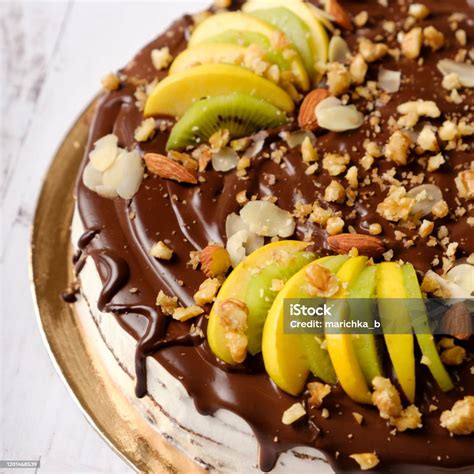 과일 초콜릿 사과 커피 아메리카노 한 잔에 키위 흰색 배경과 함께 집에서 만든 맛있는 달콤한 케이크 유기농 디저트 무설탕 건강한 식습관 갈색에 대한 스톡 사진 및 기타