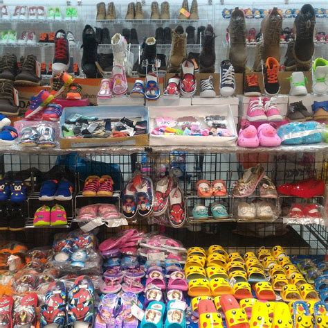 หนุ่ยรองเท้าเด็ก ตลาดลาดพร้าว80