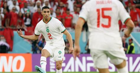 패스하는 아슈라프 하키미