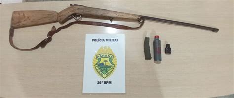 Após denúncia homem é preso espingarda em casa