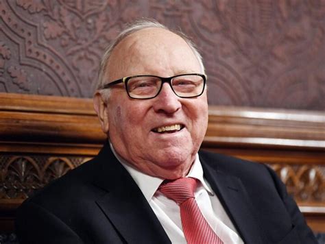 Nach Op Hsv Legende Uwe Seeler Aus Krankenhaus Entlassen