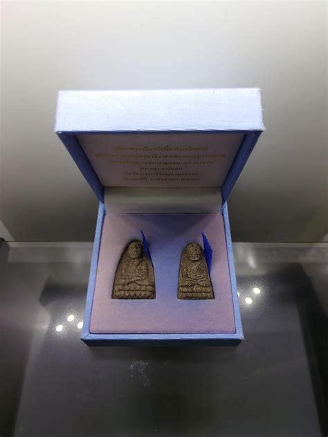 หลวงปู่ทวด วัดช้างให้ เนื้อผงว่าน หลังตราสัญลักษณ์ มวก รุ่นประวัติศาสตร์เฉลิมพระเกียรติ พุทธ