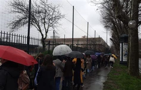 plusieurs centaines de personnes rassemblées devant lambassade à Paris